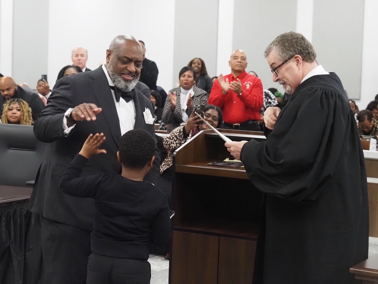 RRSpin - Summey takes oath as district court judge
