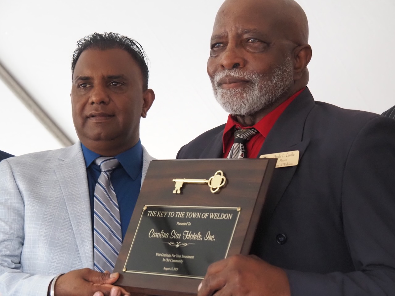 RRSpin - Key to the town given to owners of new Weldon hotel